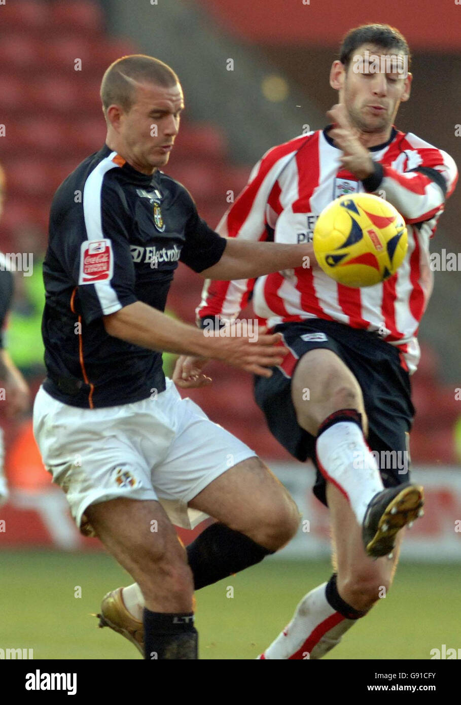 Luton's Rowan Vine (L) challenges Southampton's Rory delap during the ...