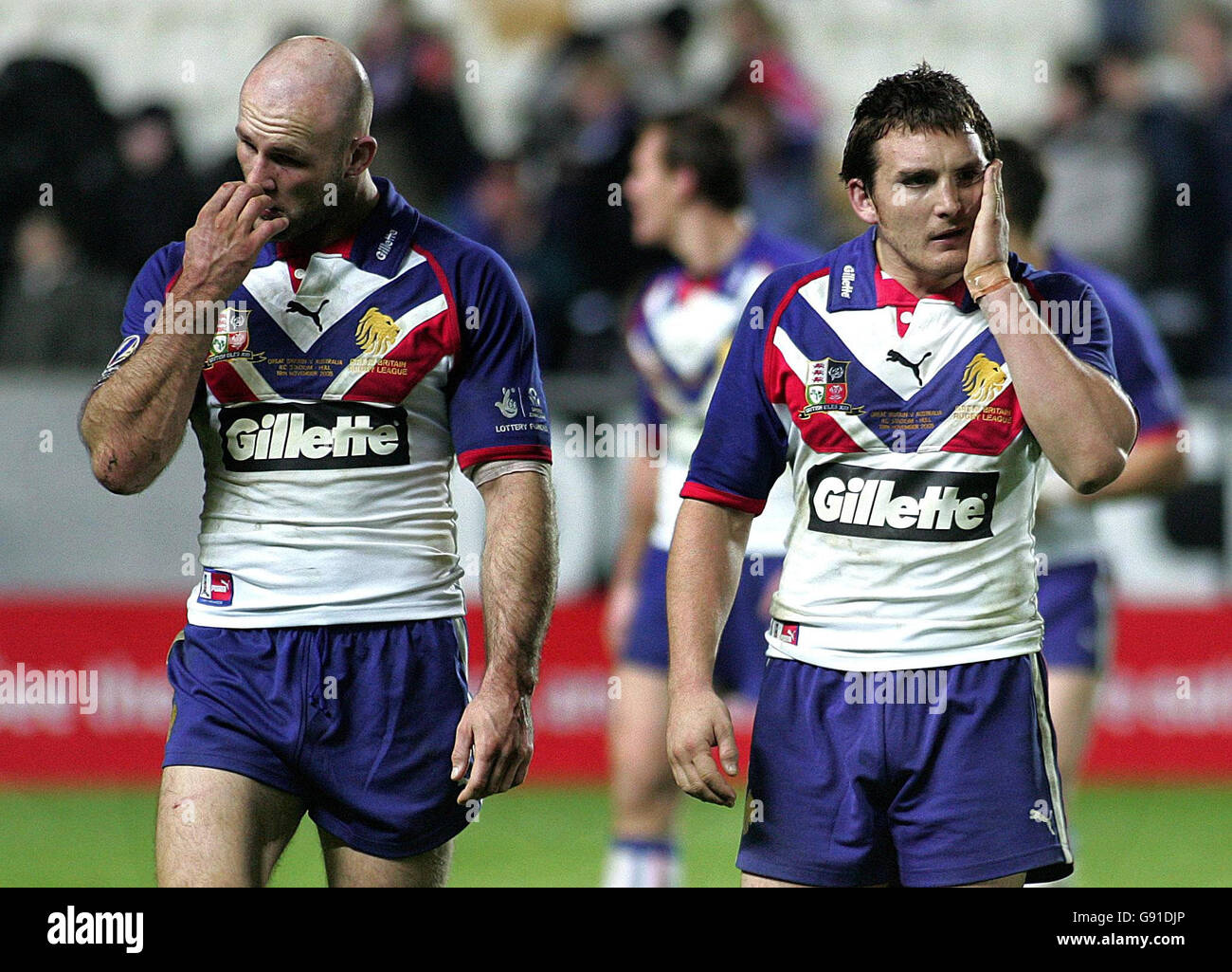 Great Britain's Martin Gleeson (R) and Keith Senior show their ...
