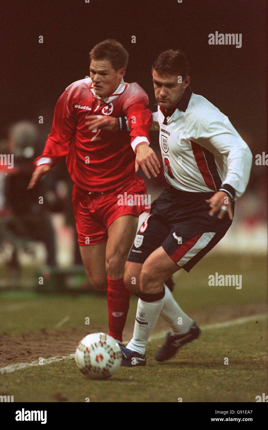 Switzerland's Johann Vogel (L) and England's Andy Hinchcliffe in action ...