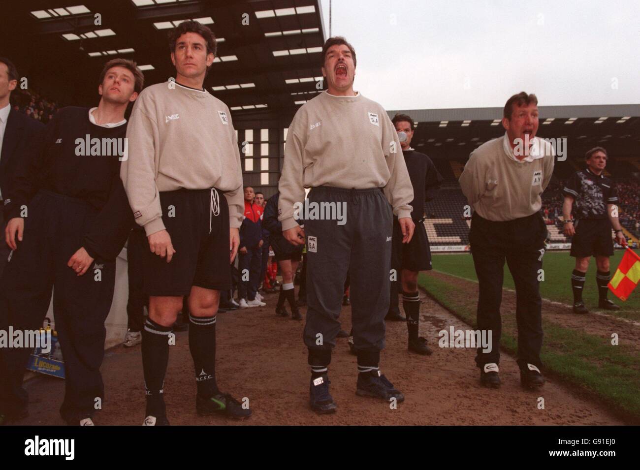 Leyton orient team group hi-res stock photography and images - Alamy