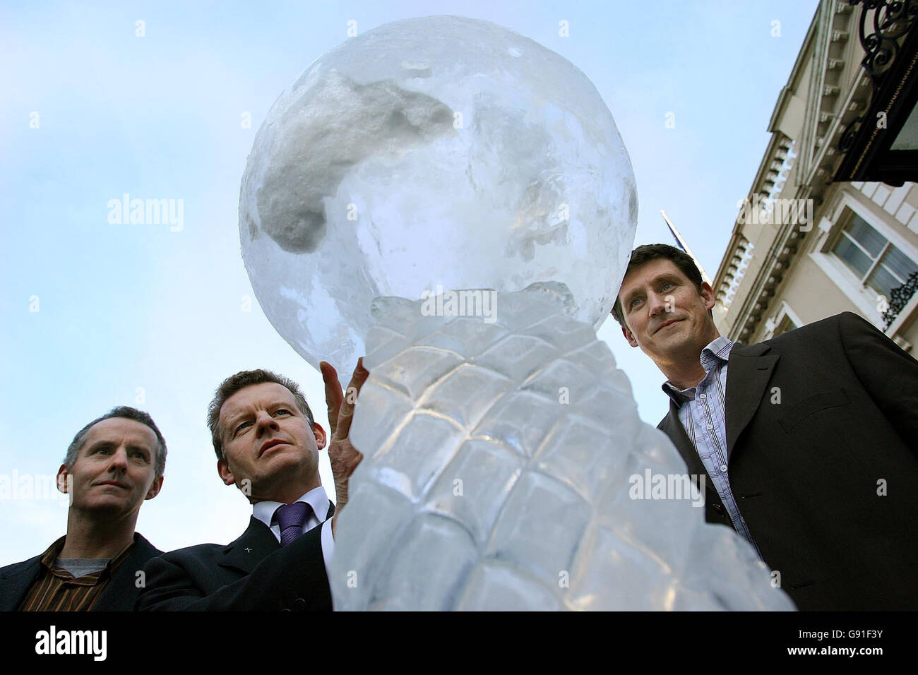 Green Party TD's l-r Eamon Ryan(right),Party leader Trevor Sergeant and ...