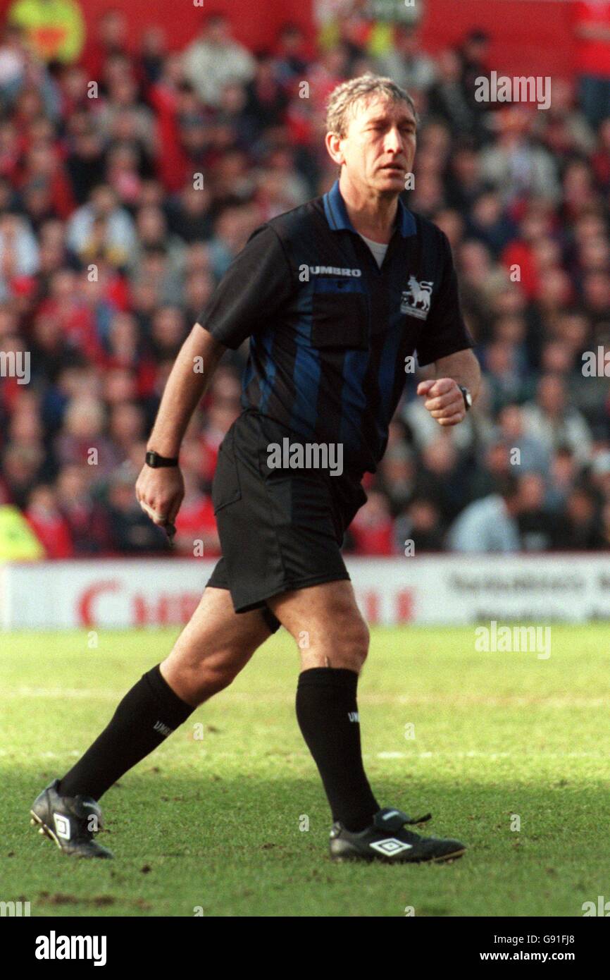 Gerald ashby premier league referee hi-res stock photography and images - Alamy