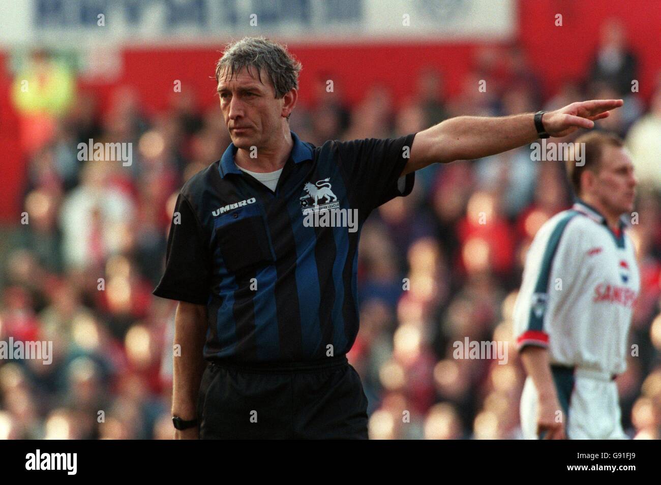Gerald ashby premier league referee hi-res stock photography and images - Alamy