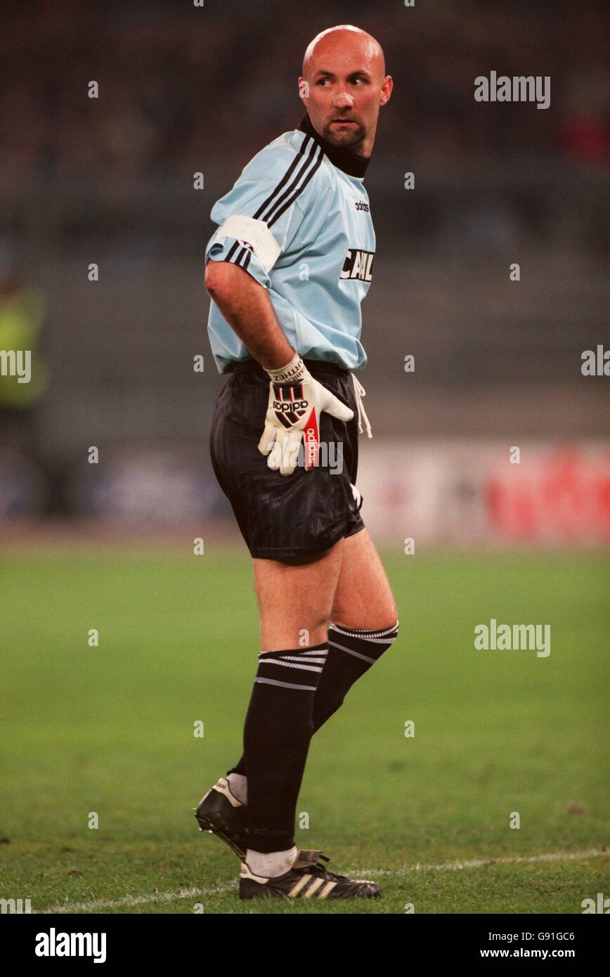 Fabien barthez leg hi-res stock photography and images - Alamy