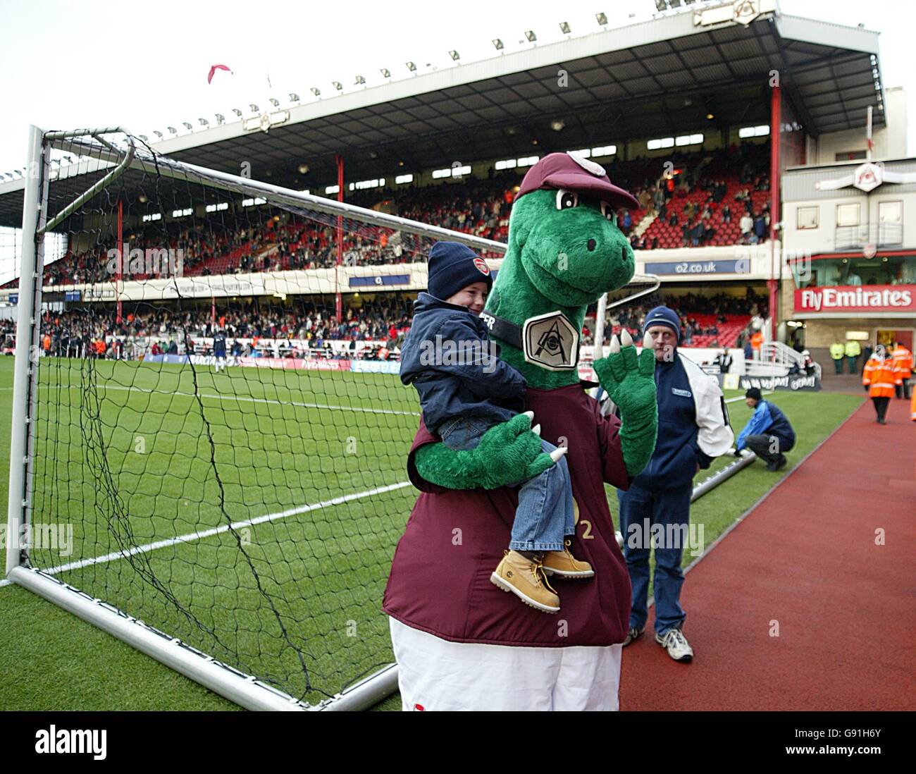 Arsenals mascot gunnersaurus rex hi-res stock photography and images ...