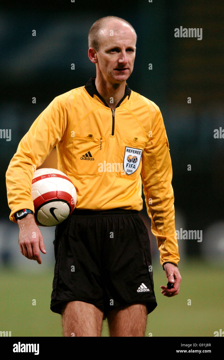 Mike riley referee hi-res stock photography and images - Alamy