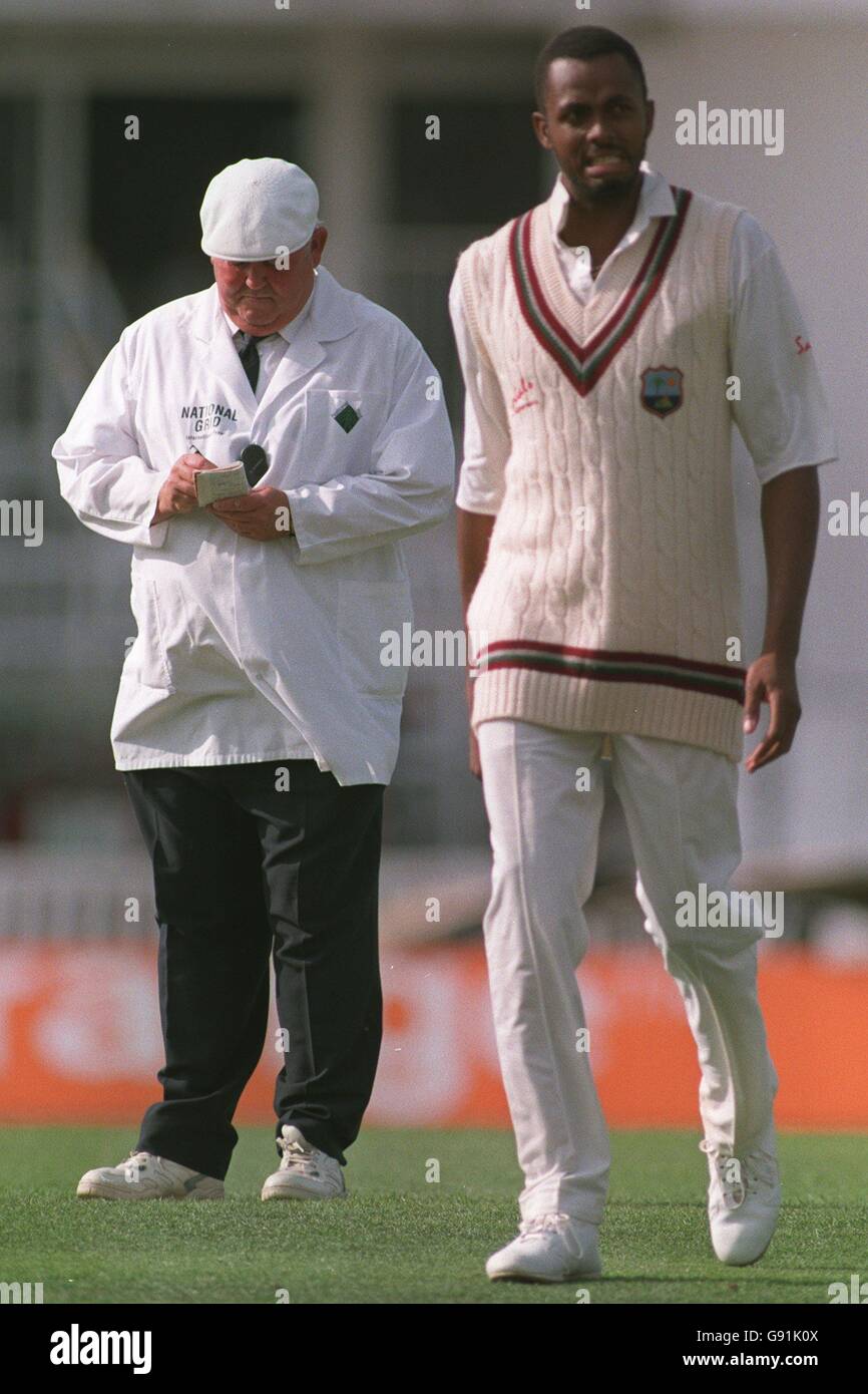 David shepherd cricket umpire hi-res stock photography and images - Alamy
