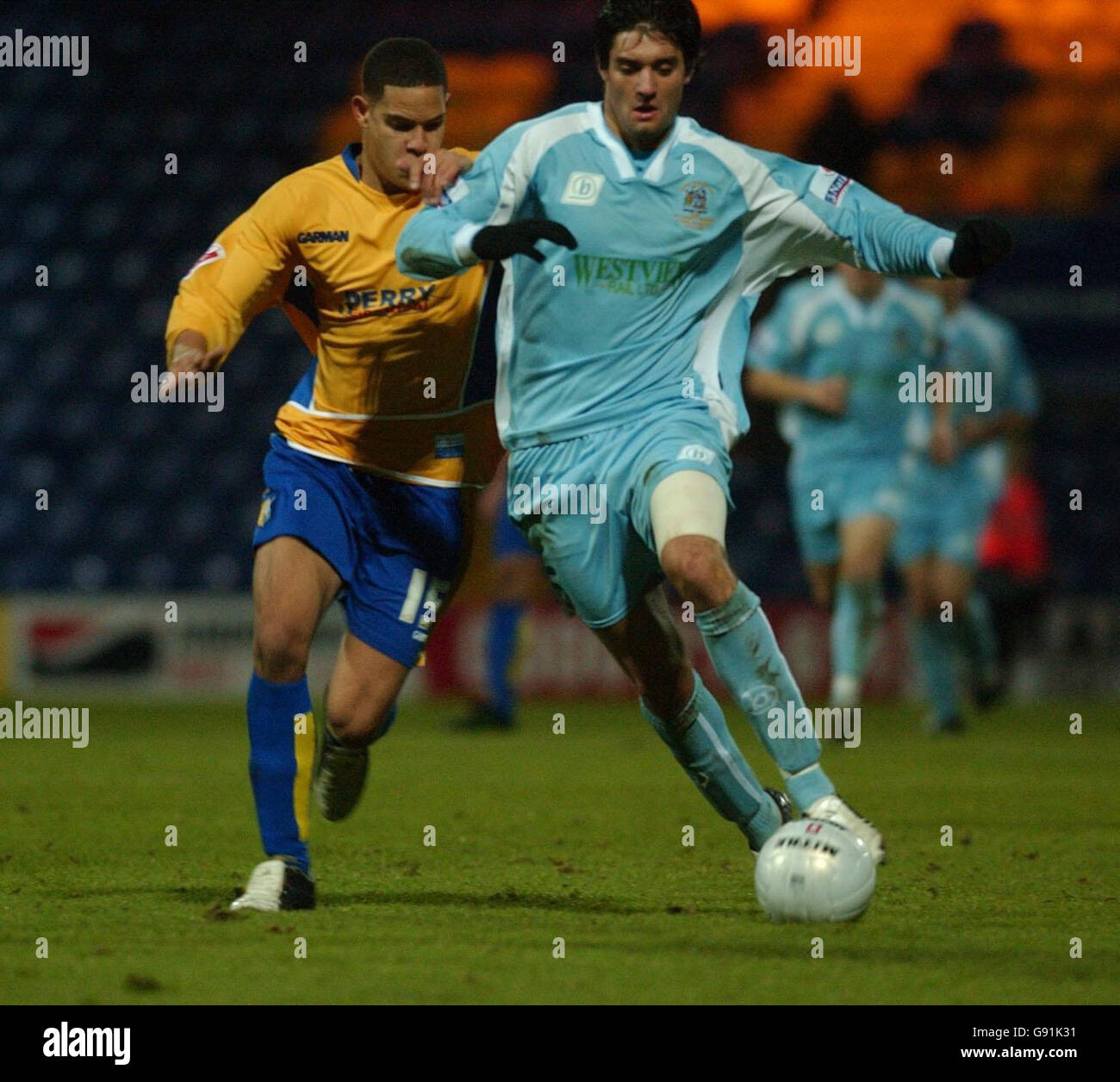 Gray's Jamie Slabber (R) holds off Mansfield's Giles Coke during the FA ...