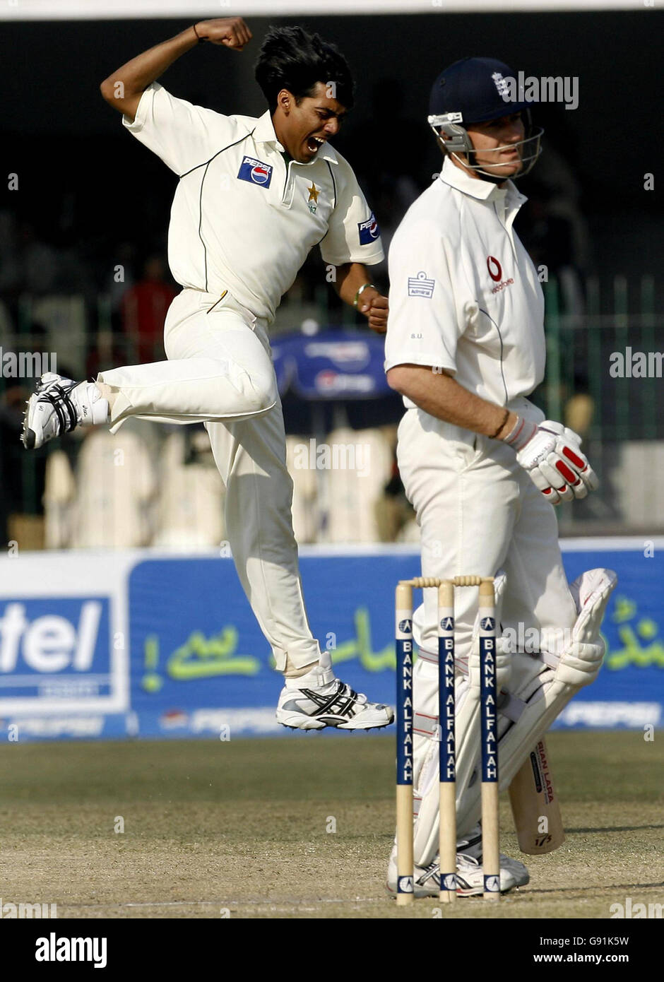 Pakistan's Mohammad Sami celebrates taking the wicket of England's ...