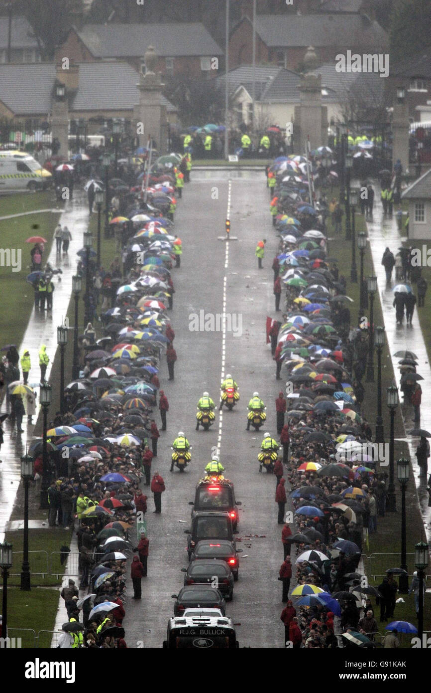 The george best funeral procession leaves stormont hi-res stock ...