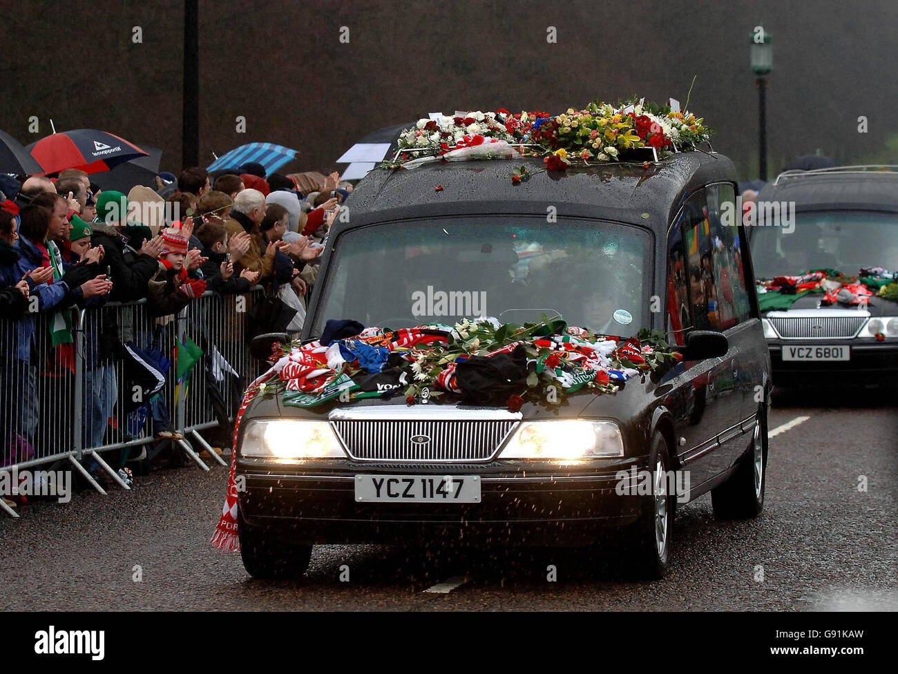 George best funeral procession hi-res stock photography and images - Alamy