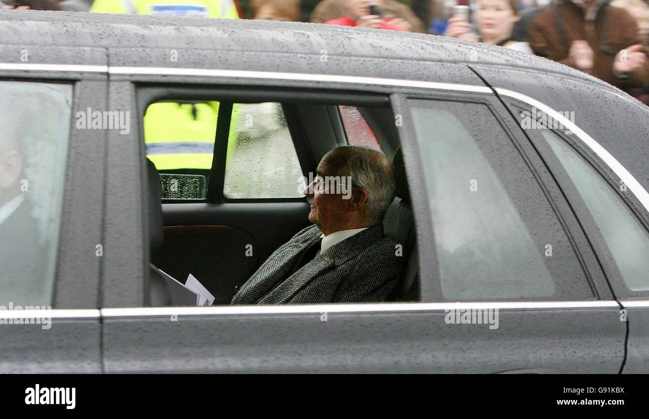 George Best's father Dickie watches hundreds of well wishers as the ...