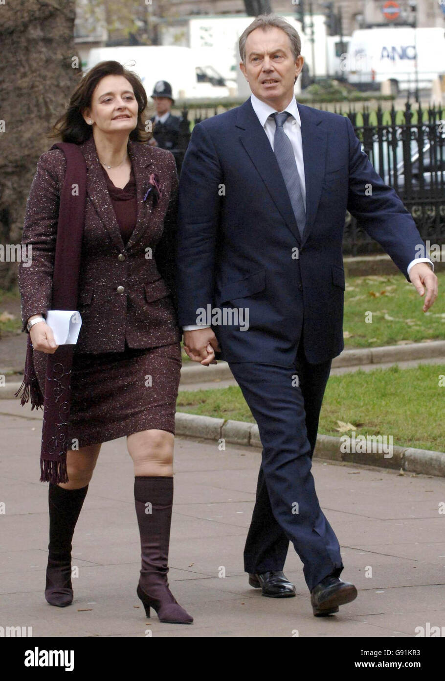 Robin Cook Wife Gaynor High Resolution Stock Photography and Images - Alamy