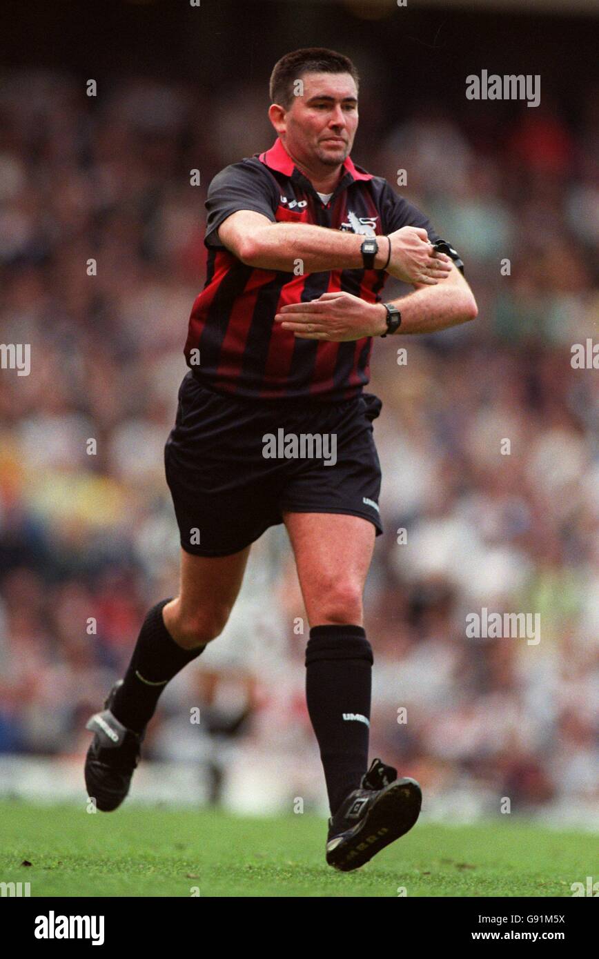 Jeff winter referee hi-res stock photography and images - Alamy