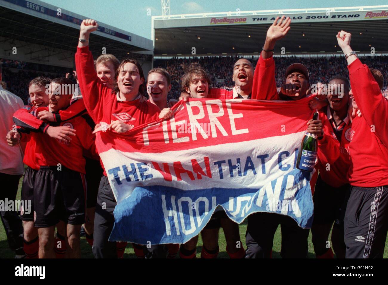 Nottingham Forest celebrate promotion to the FA Carling Premiership ...