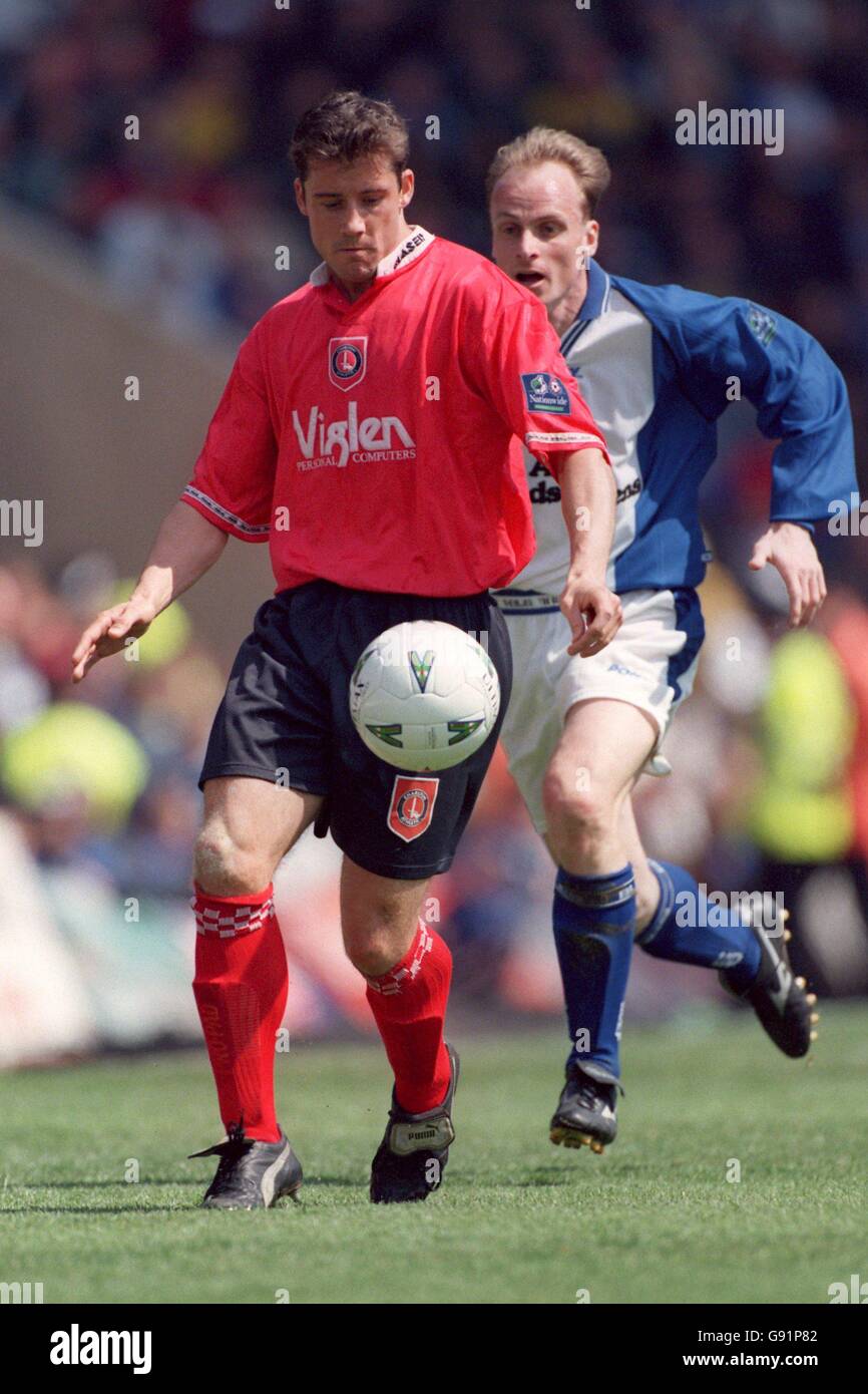 Neil heaney in action for charlton athletic hi-res stock photography ...