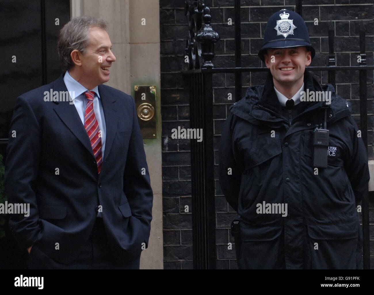 Tony Blair and police officer Stock Photo - Alamy