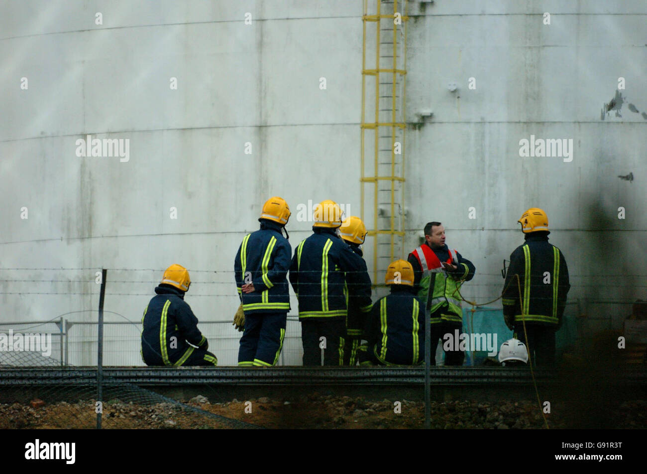 Firefighters at the scene of the Buncefield oil depot in Hemel ...