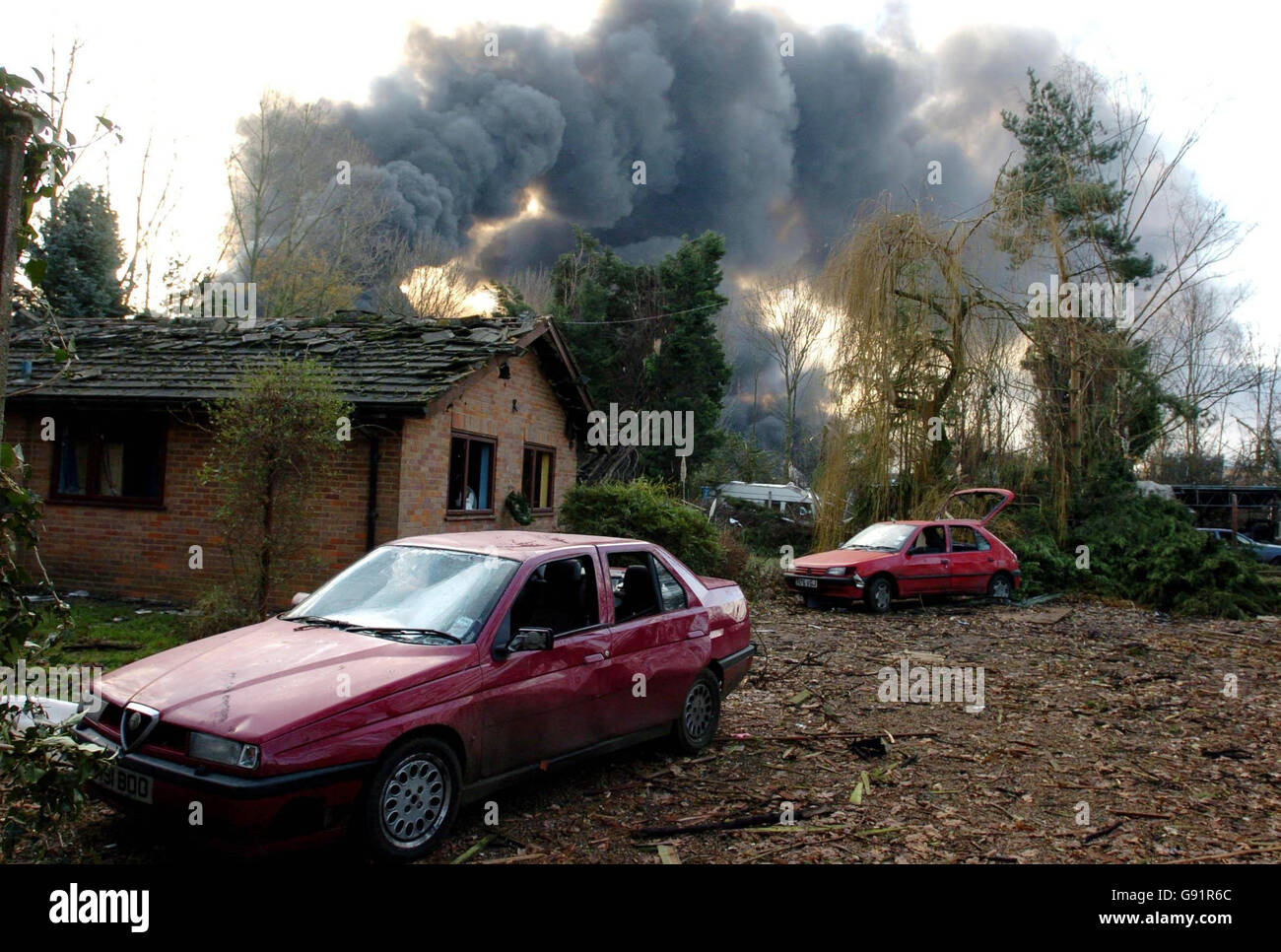 Damage caused to vehicles and property near the Buncefield oil depot in ...