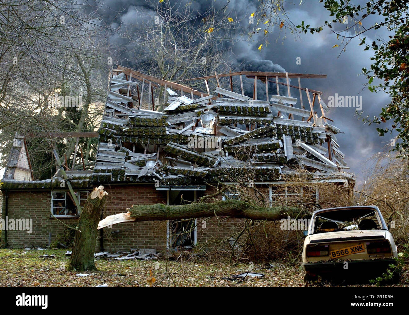 Hemel Hempstead Oil Depot Explosion Stock Photo - Alamy