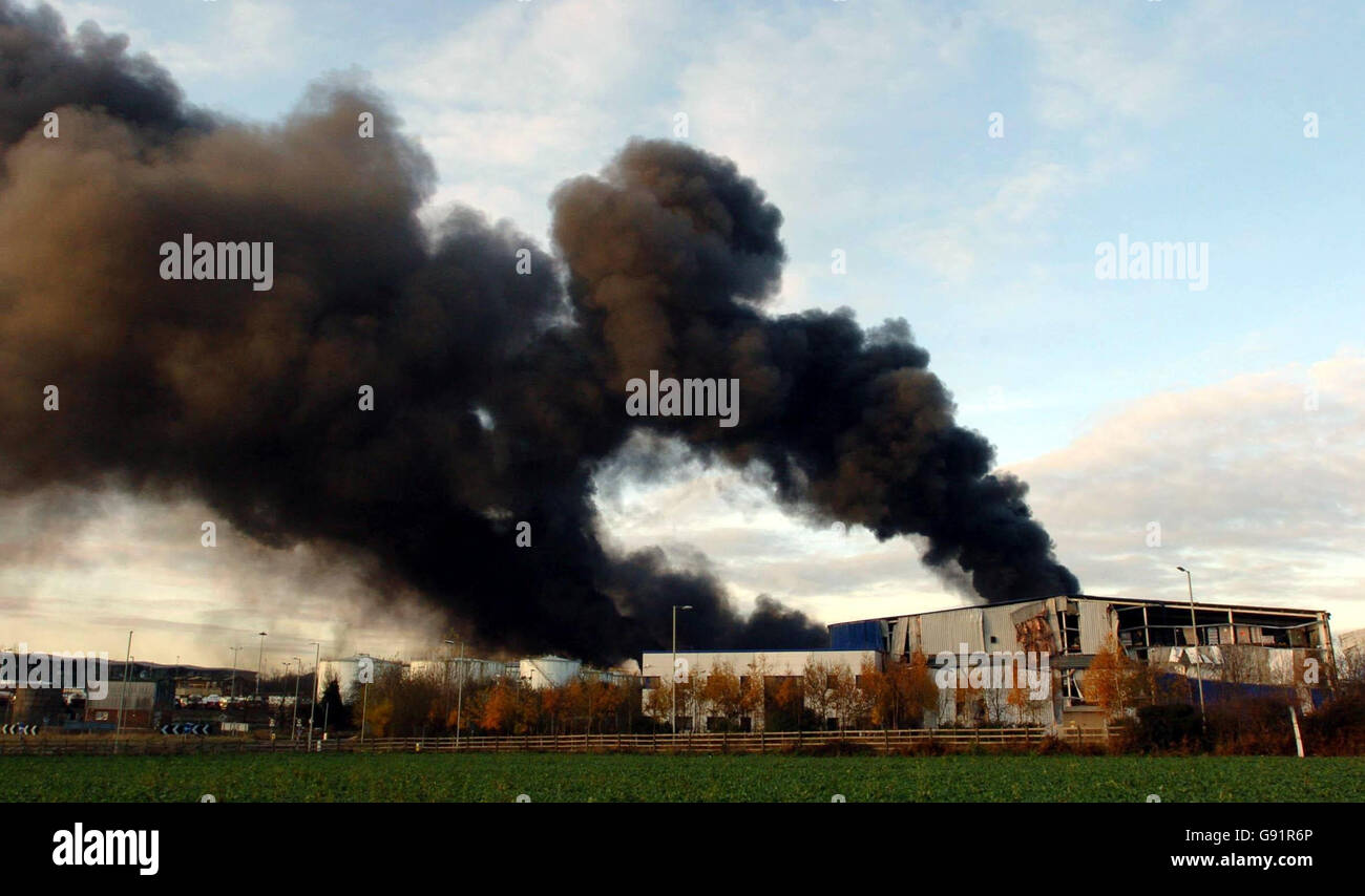 The fire at the buncefield oil depot in hemel hempstead hi-res stock ...