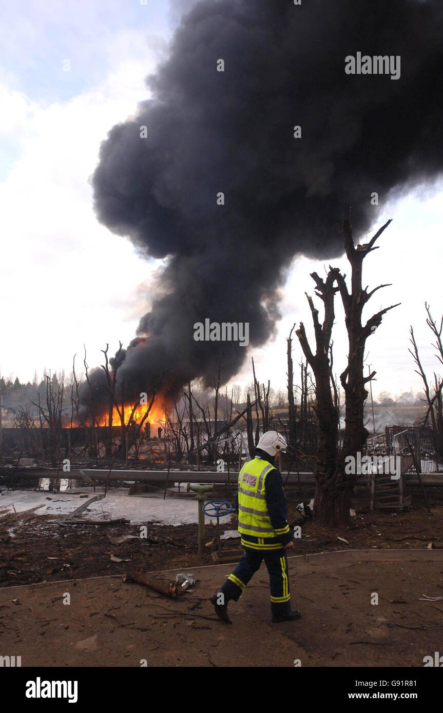 Hemel Hempstead Oil Depot Explosion Stock Photo - Alamy