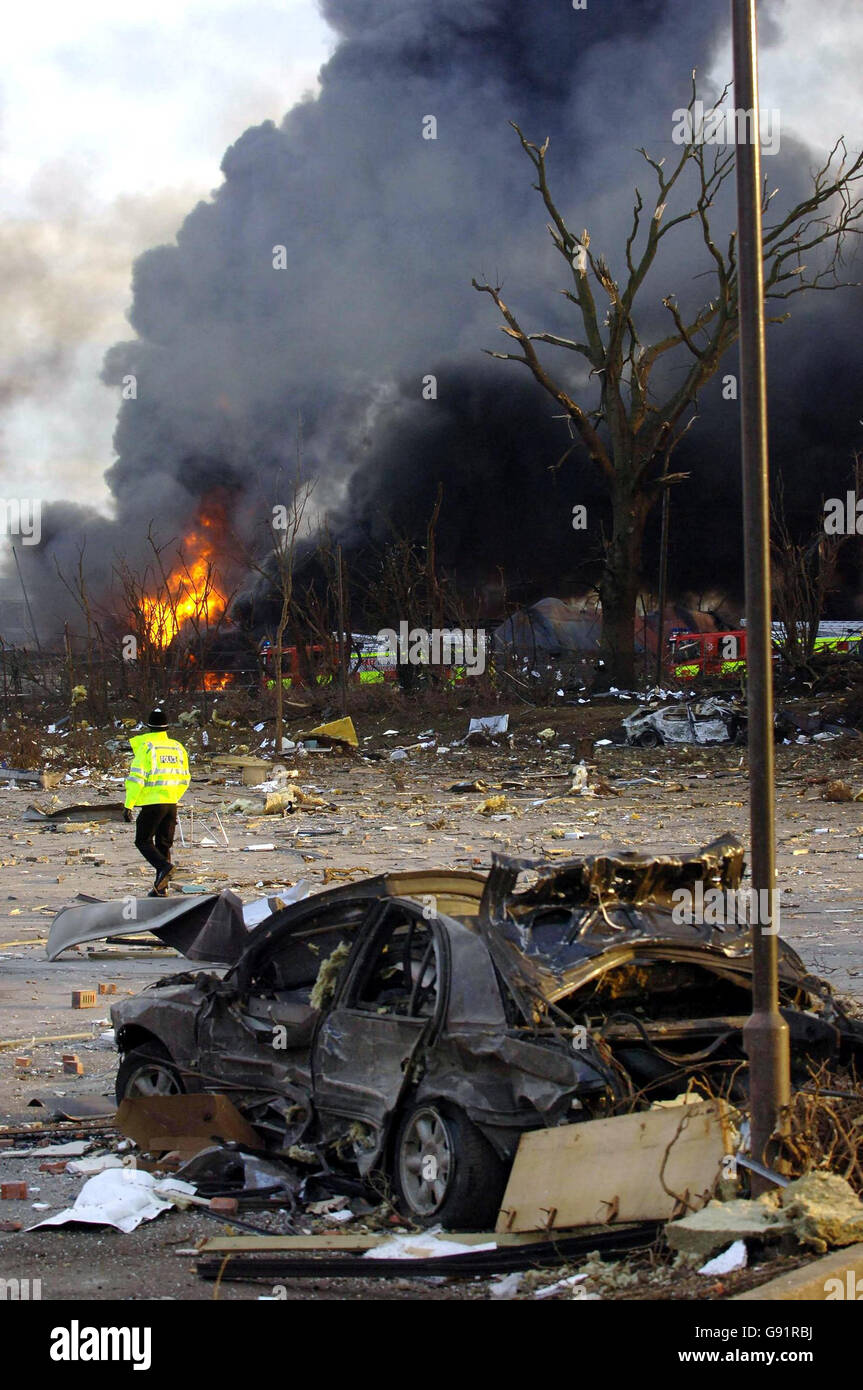 The fire at the buncefield oil depot in hemel hempstead hi-res stock ...