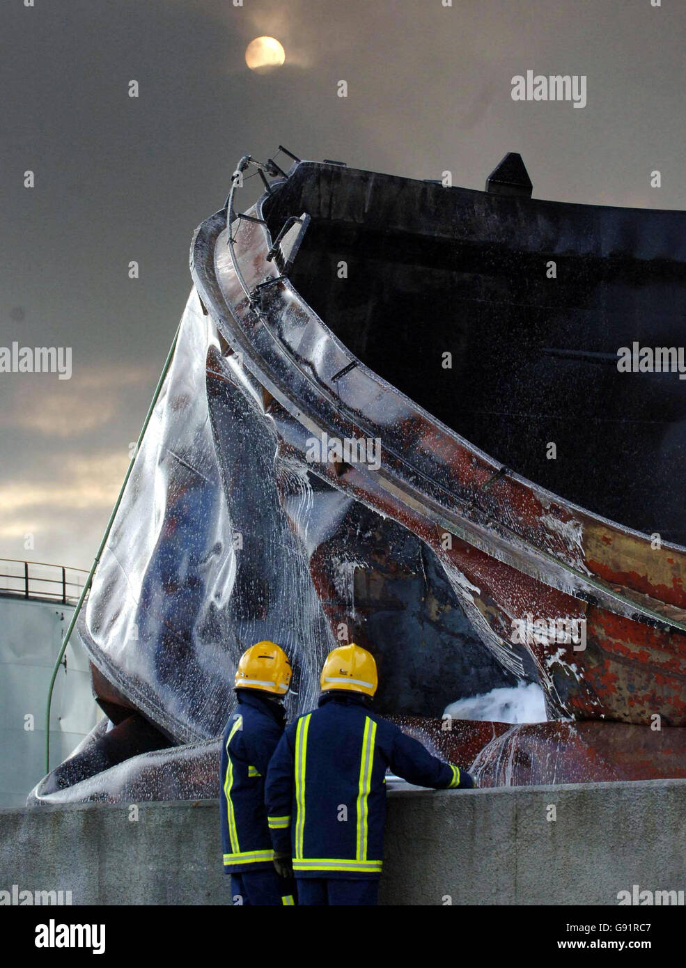 Hemel Hempstead Oil Depot Explosion Stock Photo - Alamy