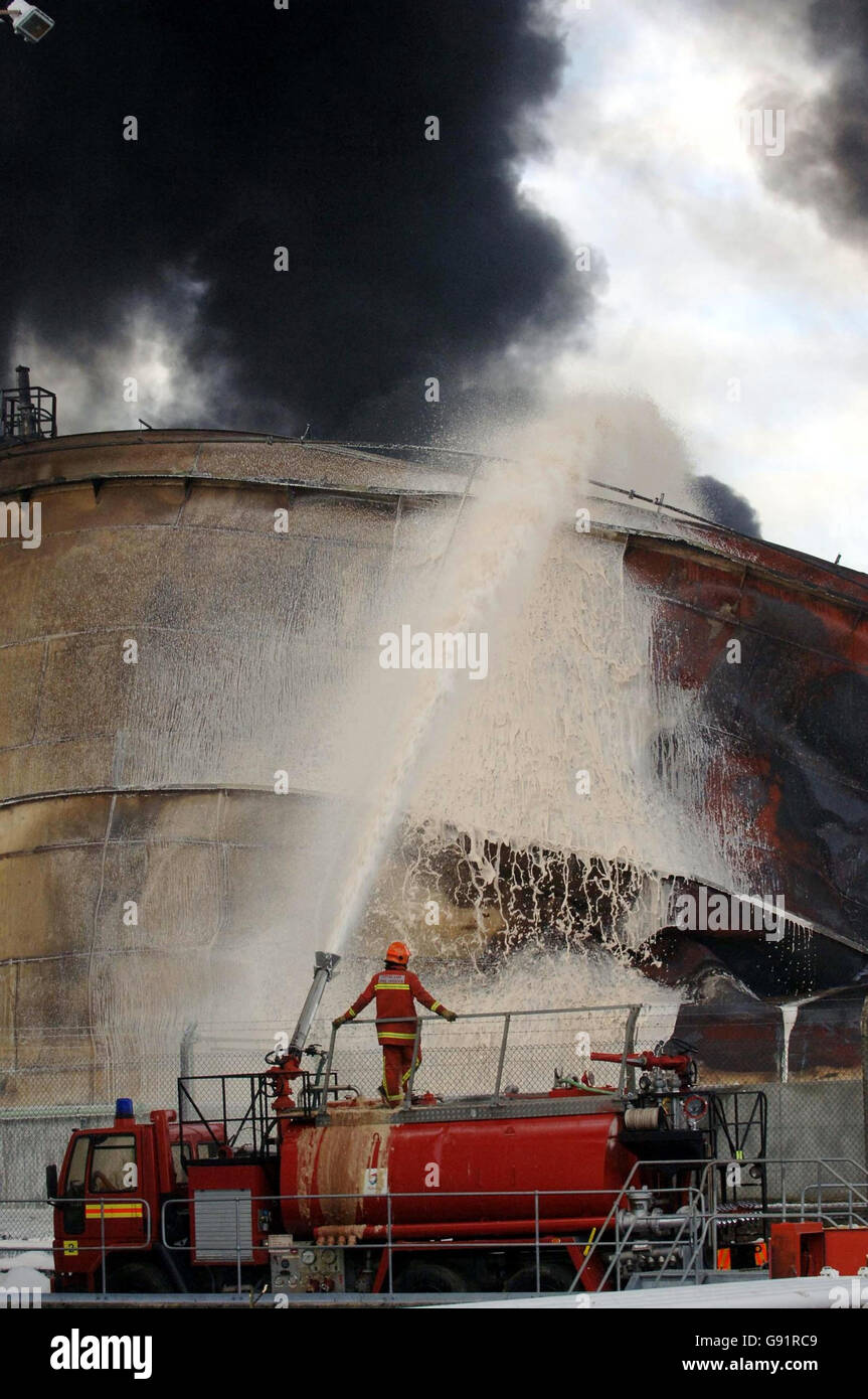 Hemel Hempstead Oil Depot Explosion Stock Photo - Alamy