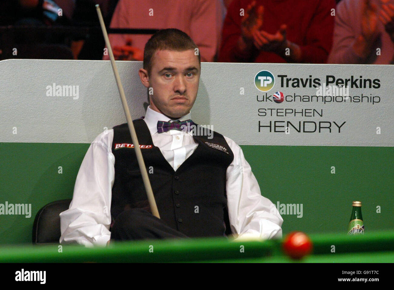 Stephen Hendry can only watch as Steve Davis races into a 4-0 lead ...