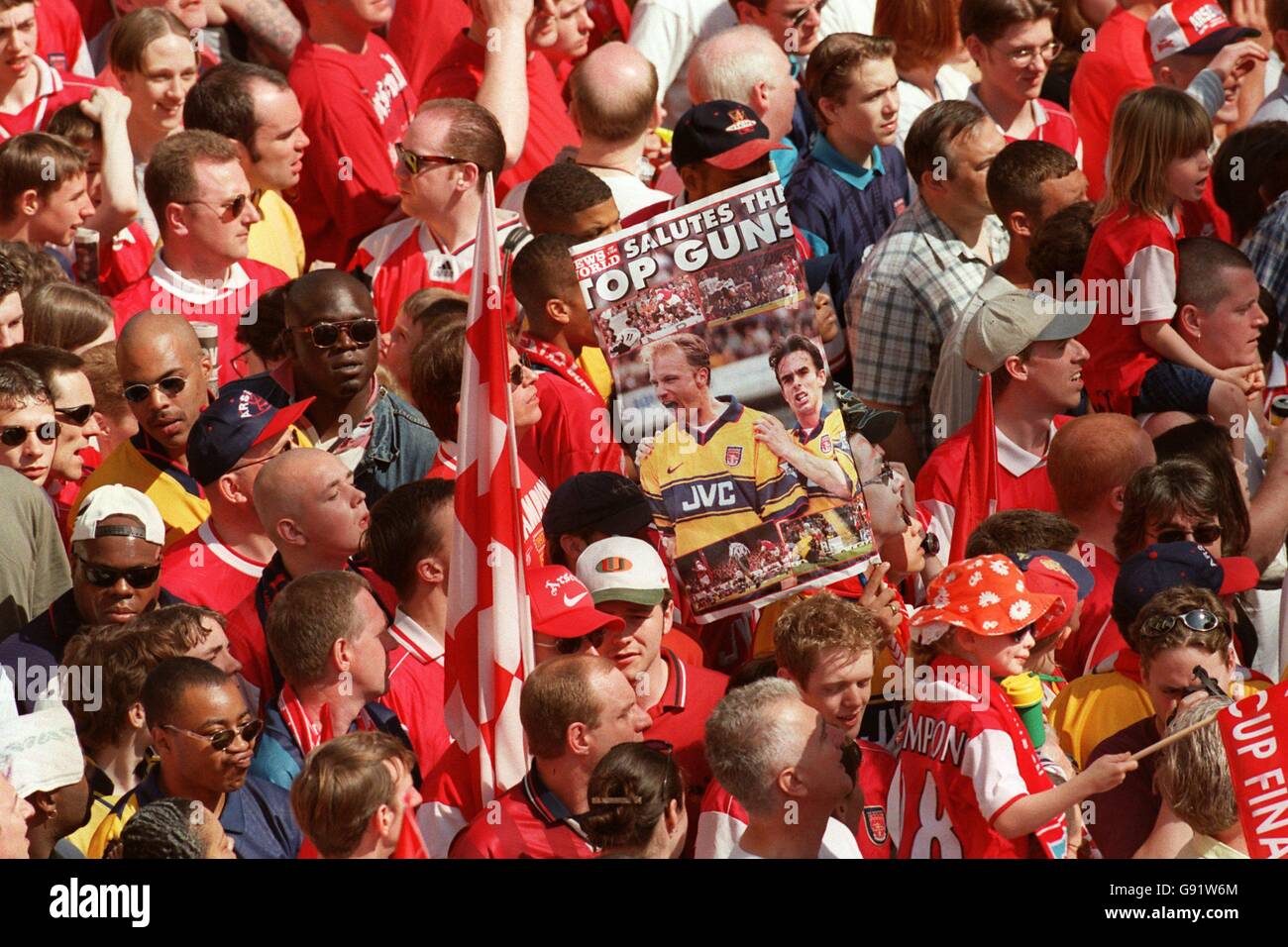 Arsenal fans welcome their team hi-res stock photography and images - Alamy