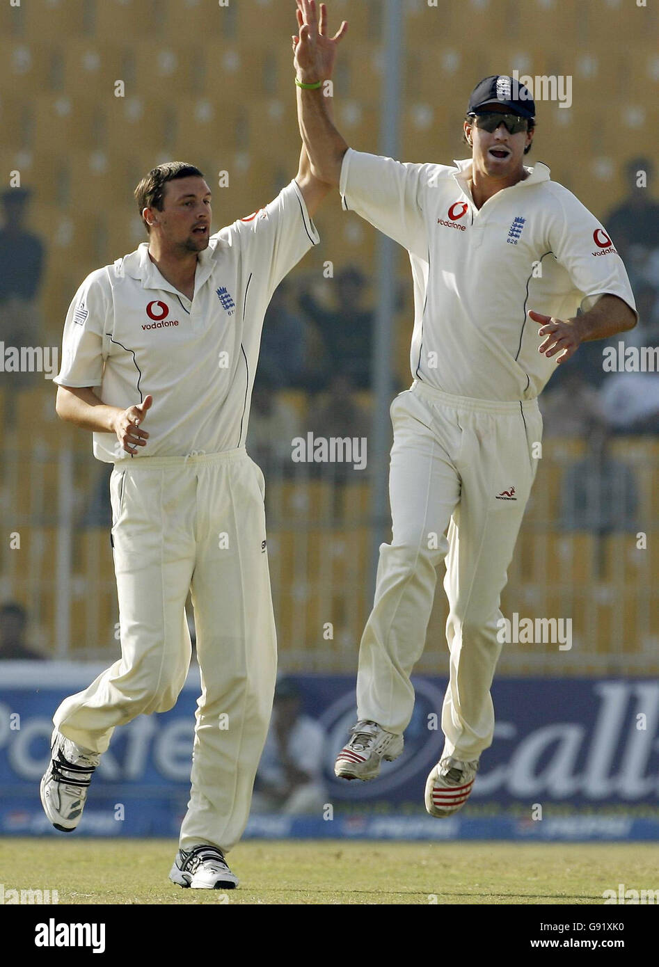England's Steve Harmison (L) celebrates with teammate Kevin Pietersen ...