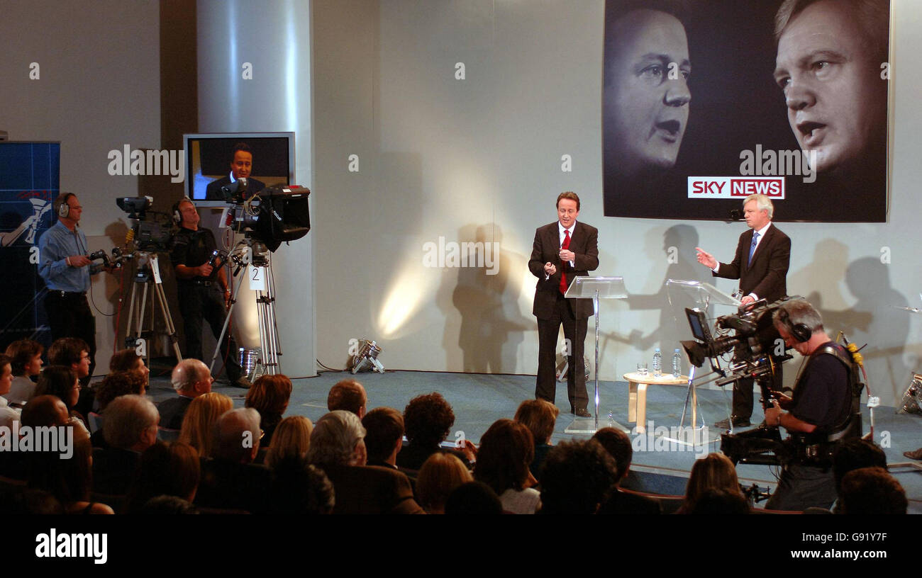 Conservative leadership candidates David Davis (R) and David Cameron ...