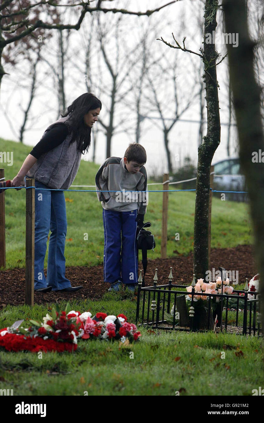 George bests grave in roselawn cemetery hi-res stock photography and ...
