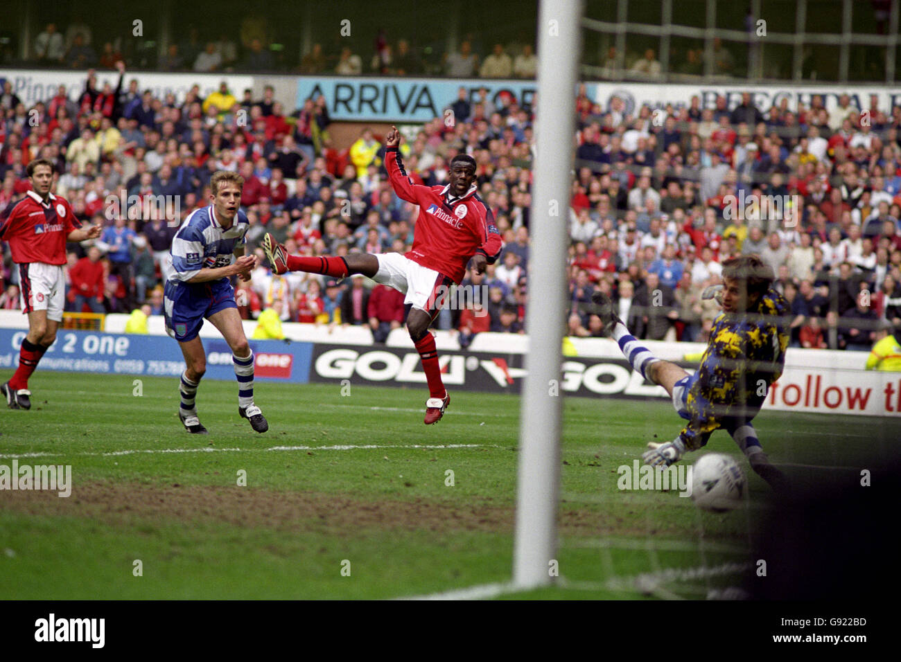 Chris Bart-Williams of Nottingham Forest (centre) scores the winning ...