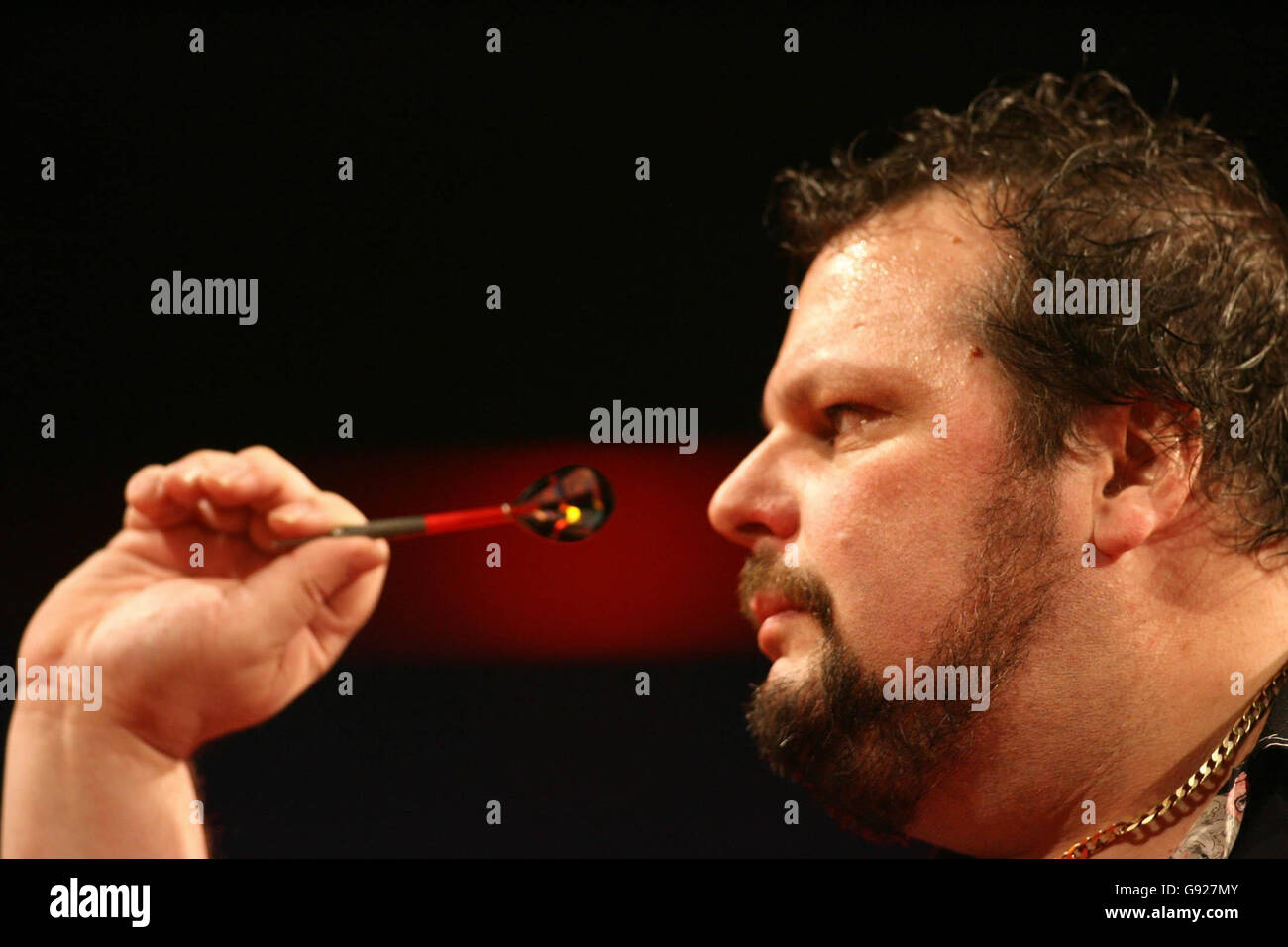 Peter Manley throws from the oche during his Ladbrookes 2006 World ...