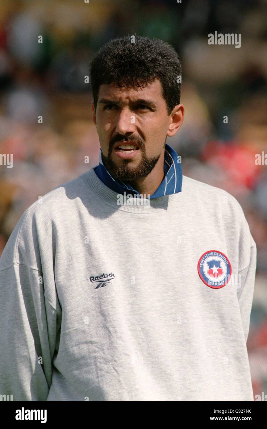 Soccer - World Cup France 98 - Group B - Italy v Chile. Pedro Reyes ...