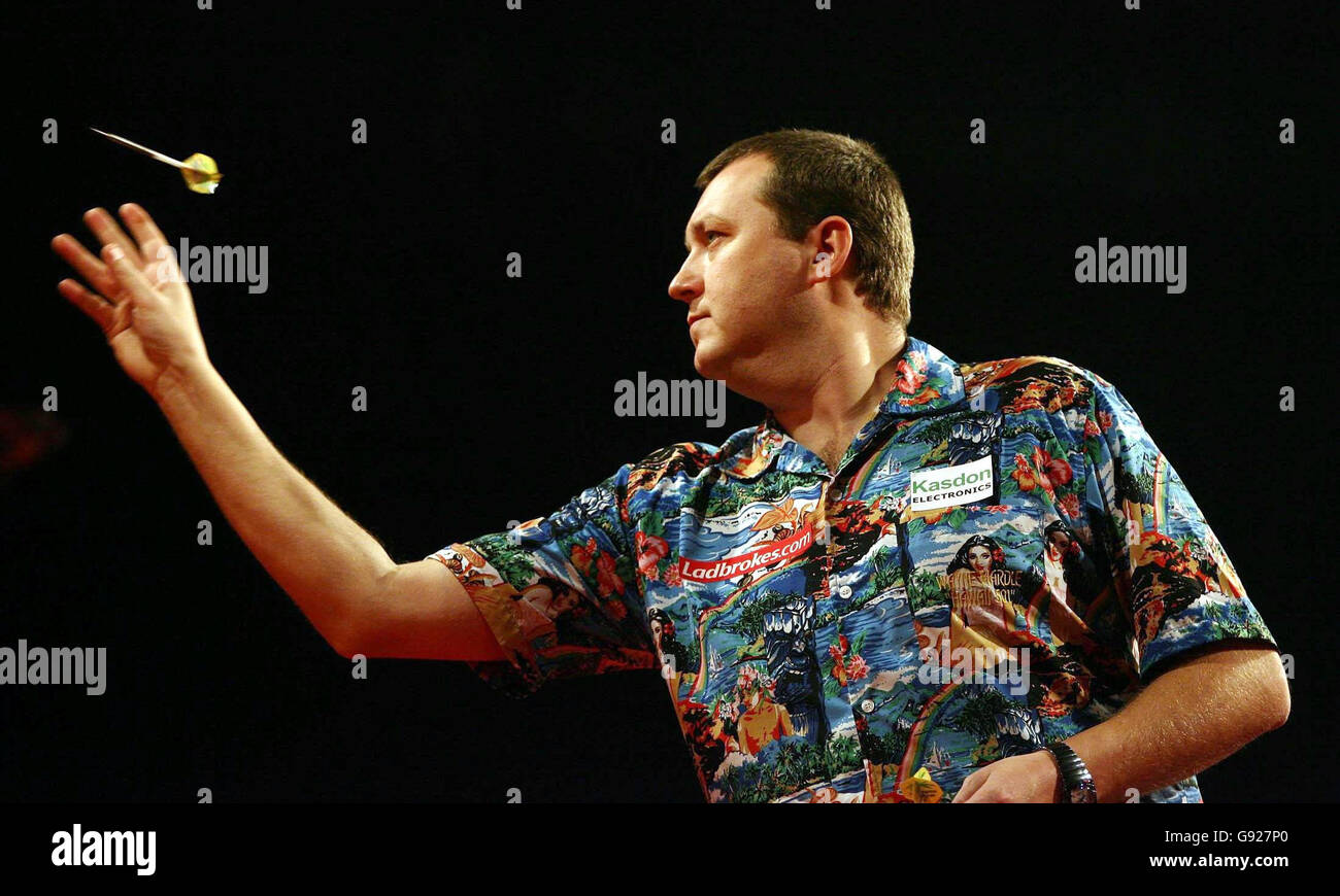 Wayne Mardell throws from the oche, during his Ladbrookes 2006 World ...