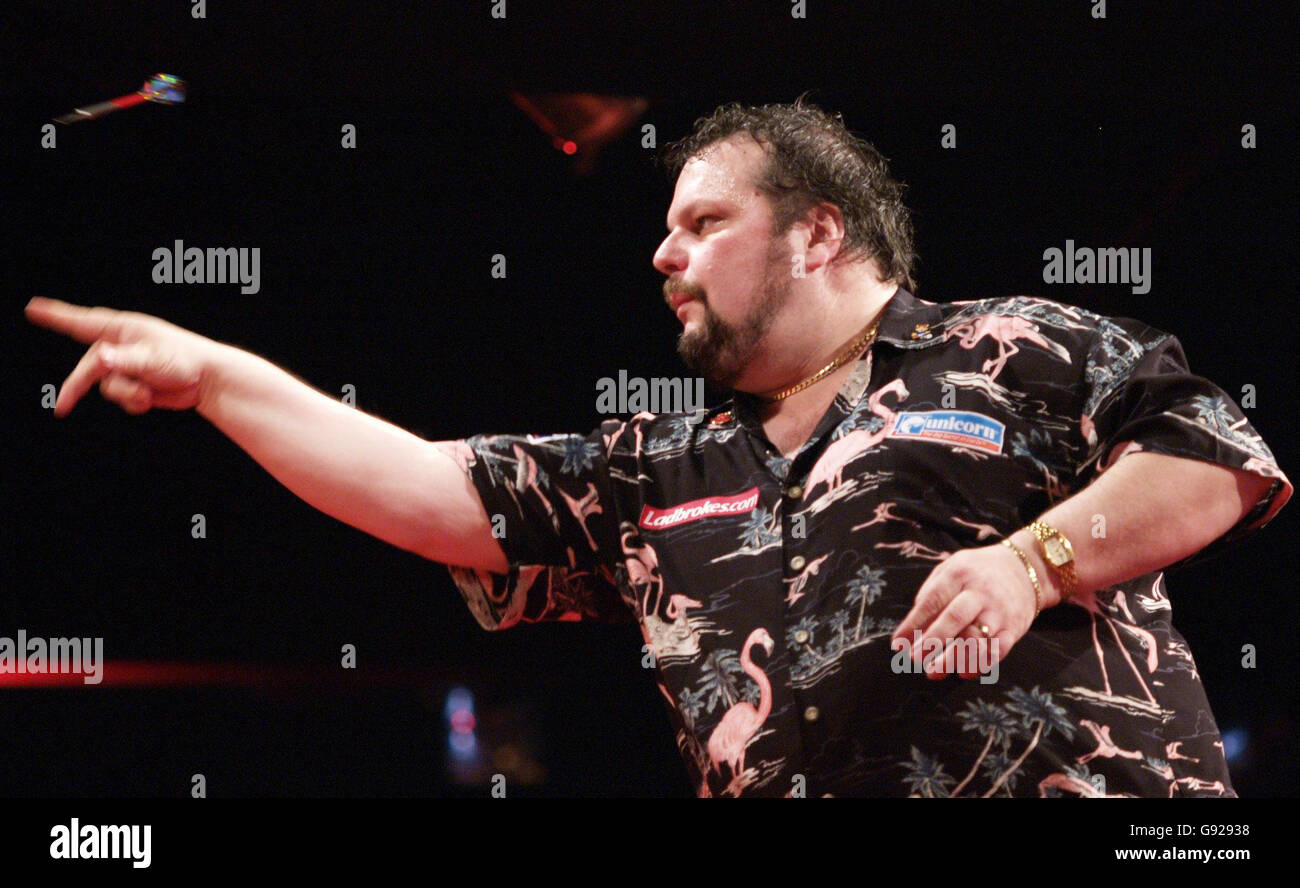England's Peter Manley in action against England's Phil Taylor during ...