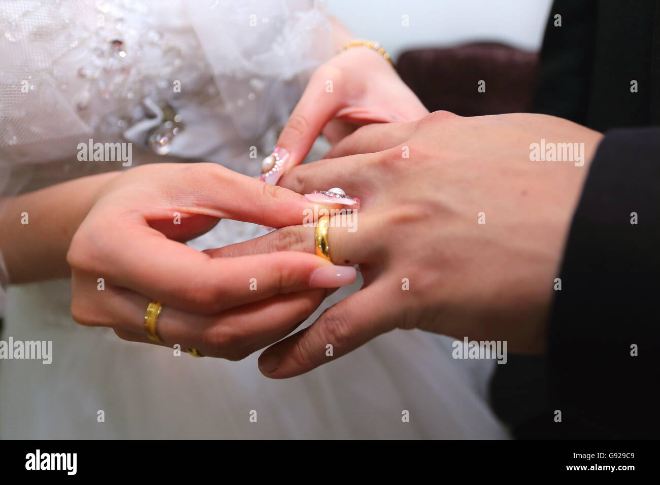 Bride groom wearing wedding rings hi-res stock photography and images ...