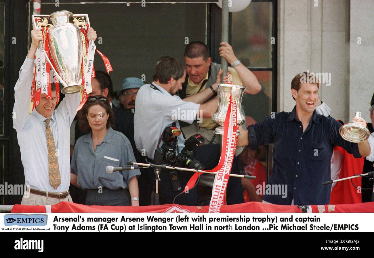Arsenal return trophy hi-res stock photography and images - Alamy