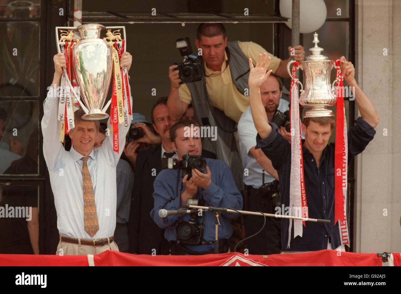 Tony adams arsenal trophy hi-res stock photography and images - Alamy