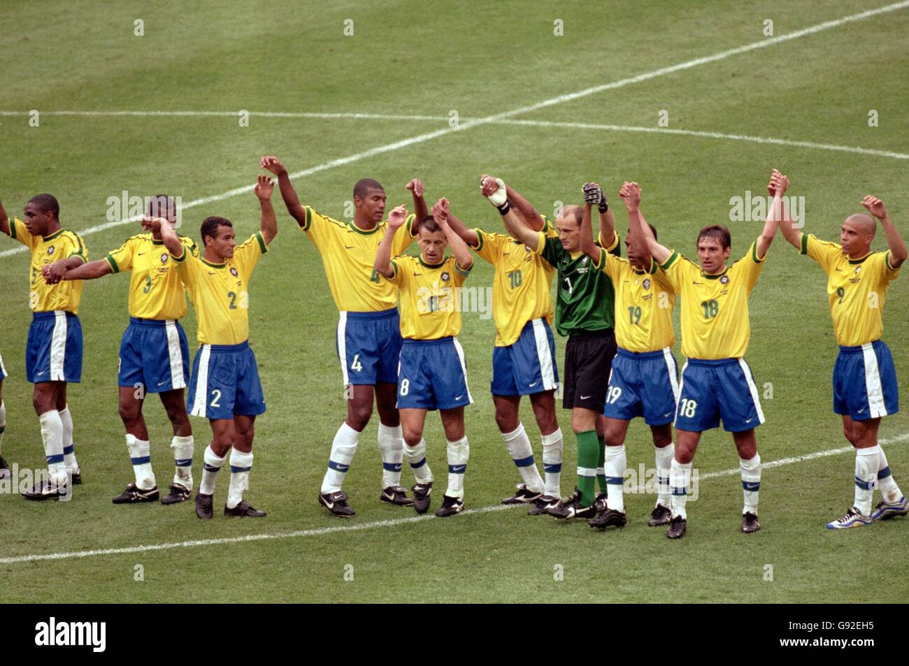 Team group celebration salesedit football hli hi-res stock photography ...