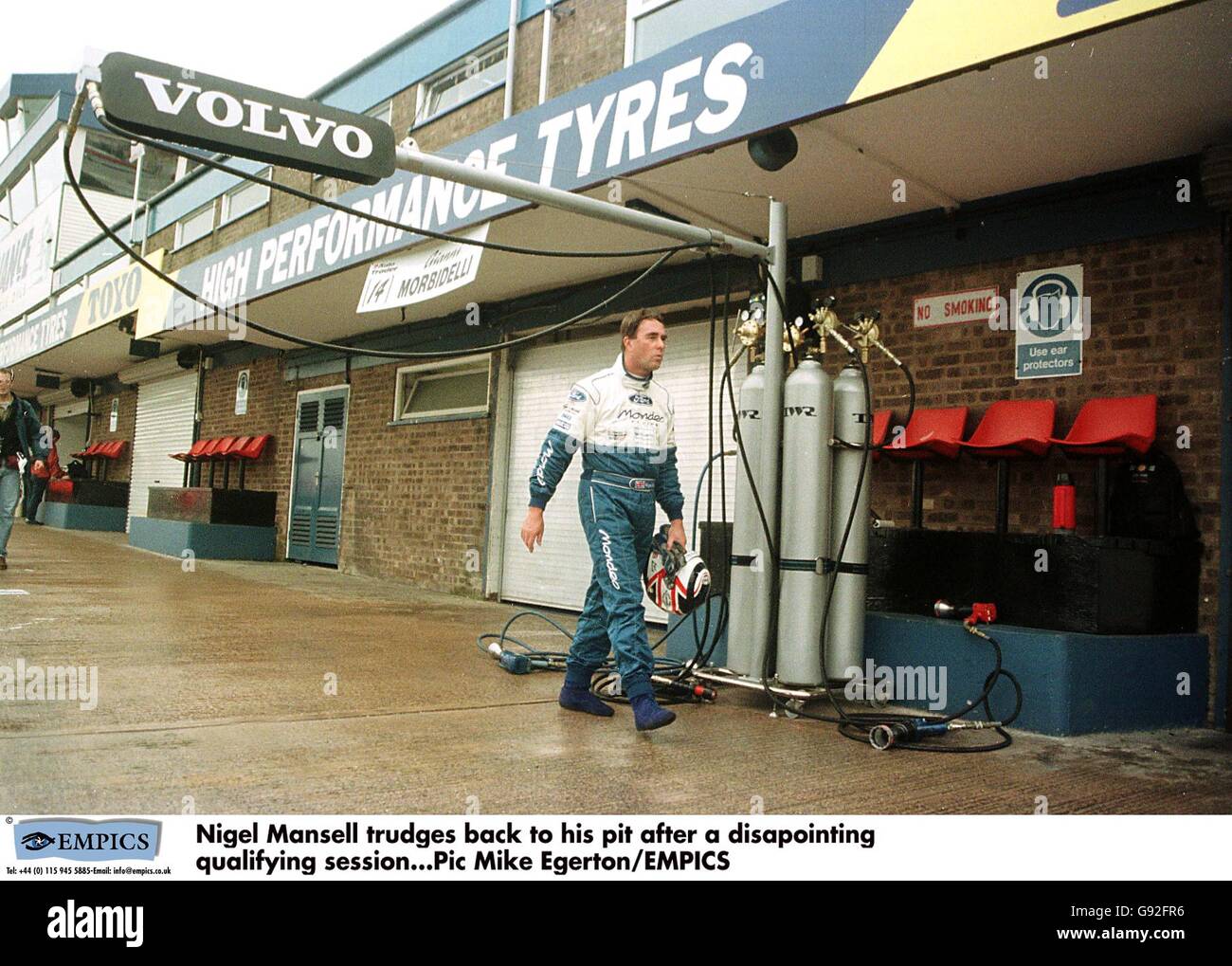 Nigel Mansell trudges back to his pit after a disapointing qualifying session Stock Photo - Alamy
