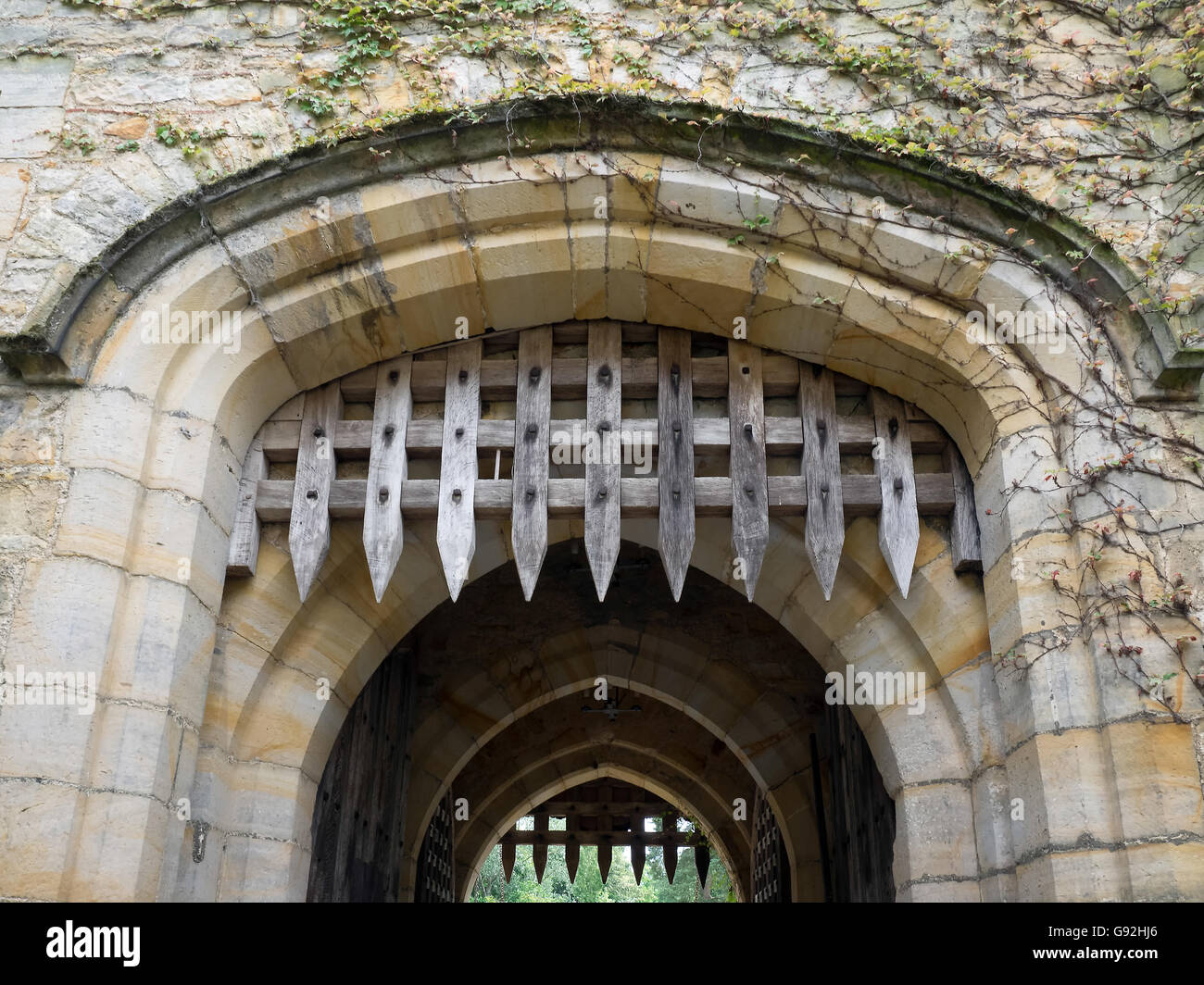 Green portcullis hi-res stock photography and images - Alamy