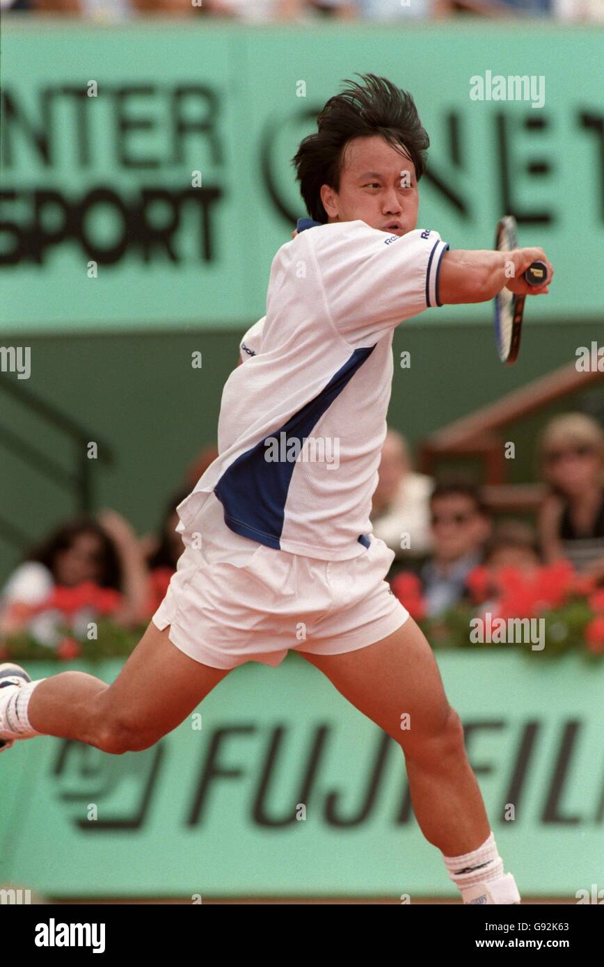 Michael chang stretches to return the ball hi-res stock photography and ...
