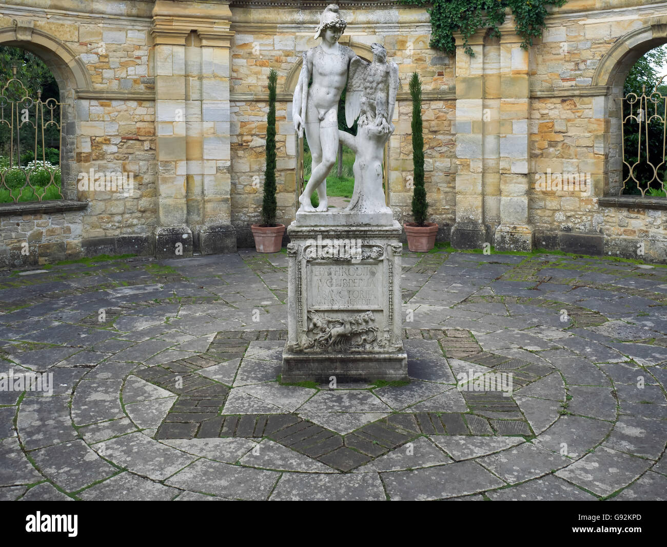 Italian garden male statue hi-res stock photography and images - Alamy