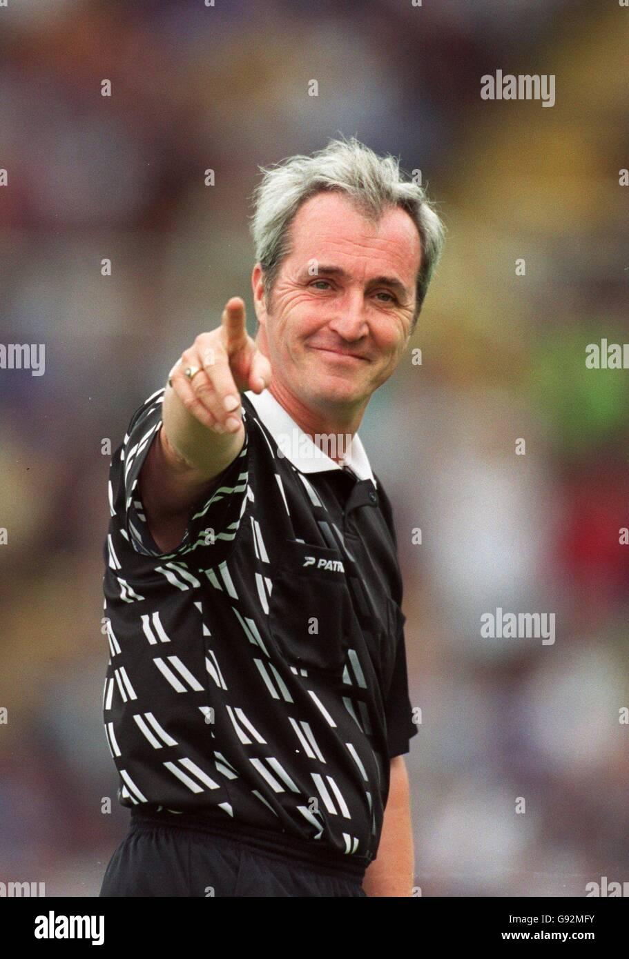 Referee vic callow hi-res stock photography and images - Alamy