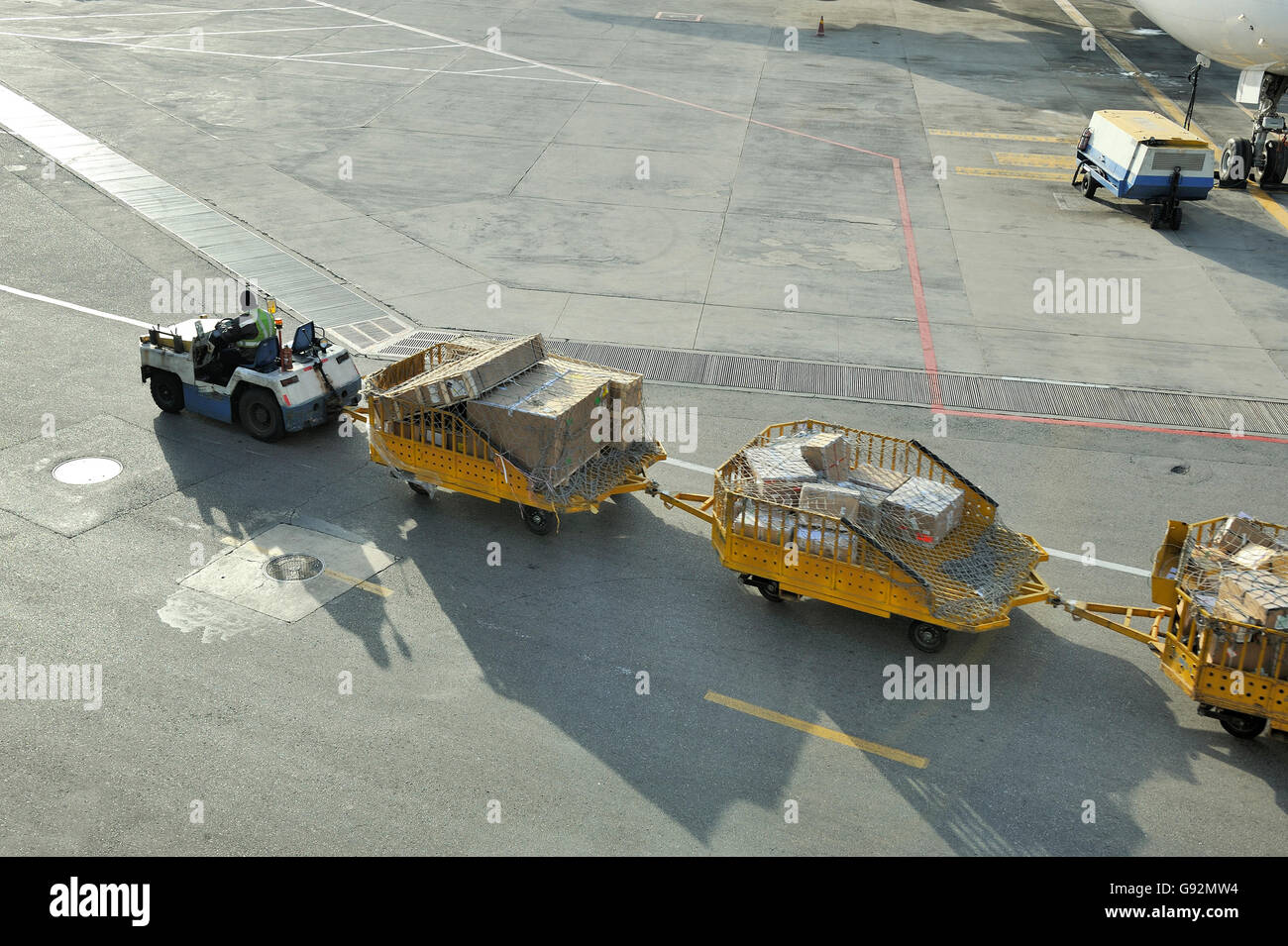Loading an airplane at Kuala Lumpur airport Stock Photo - Alamy