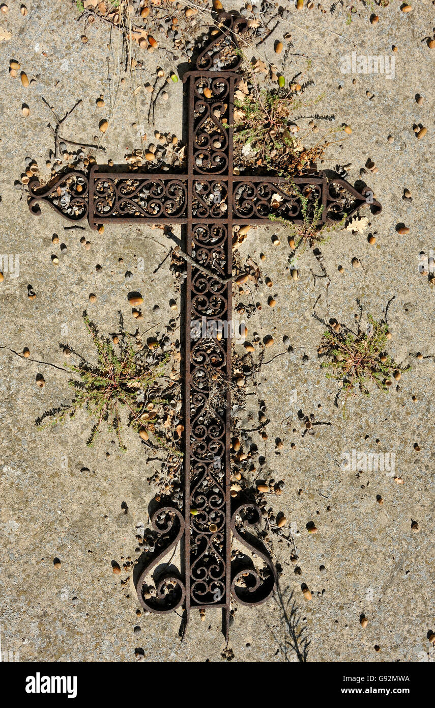 A metal cross hi-res stock photography and images - Alamy